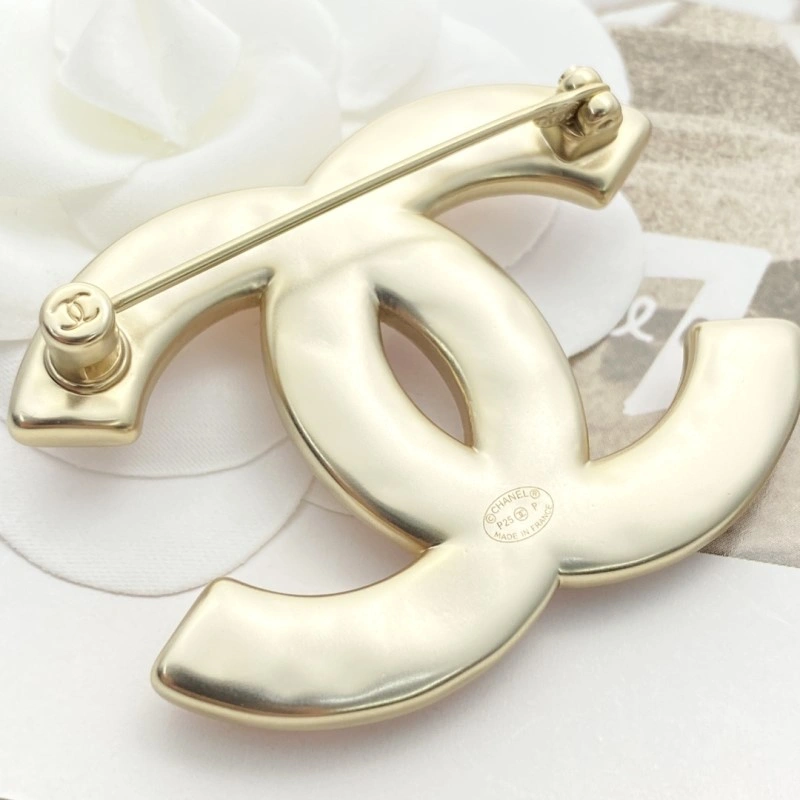 Top mirror Chanel Brooches
