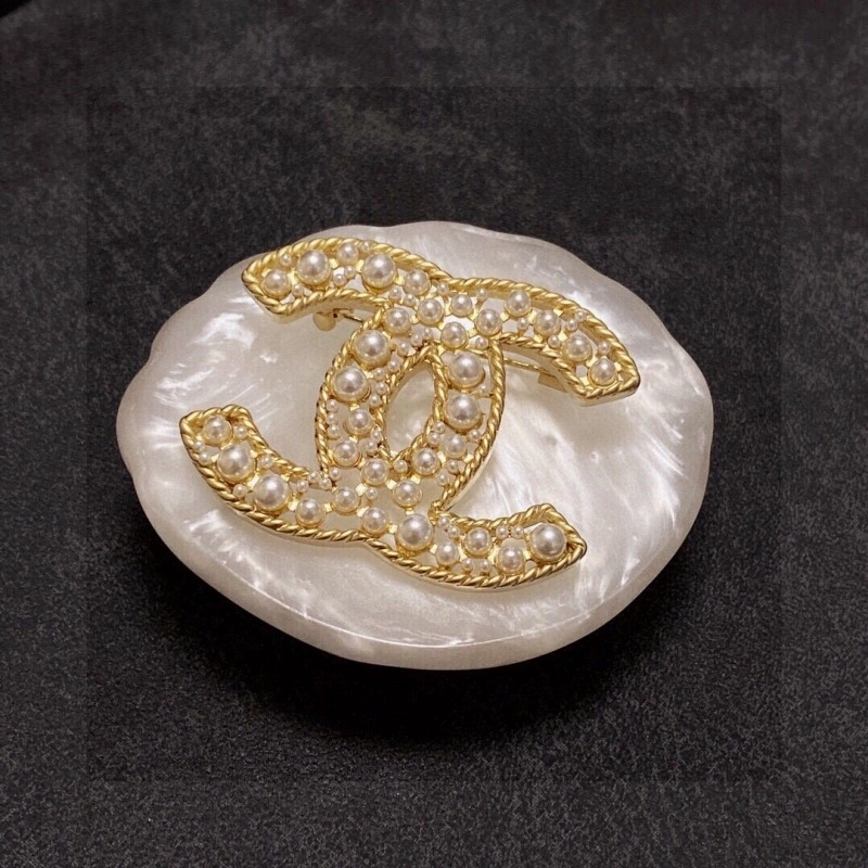 Top mirror Chanel Brooches