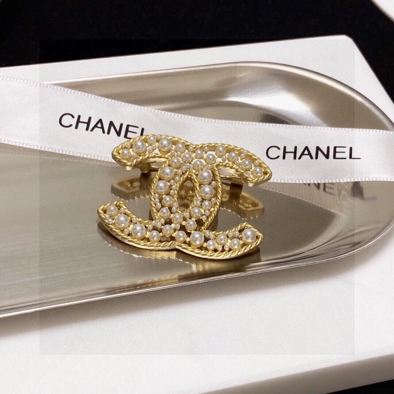 Top mirror Chanel Brooches