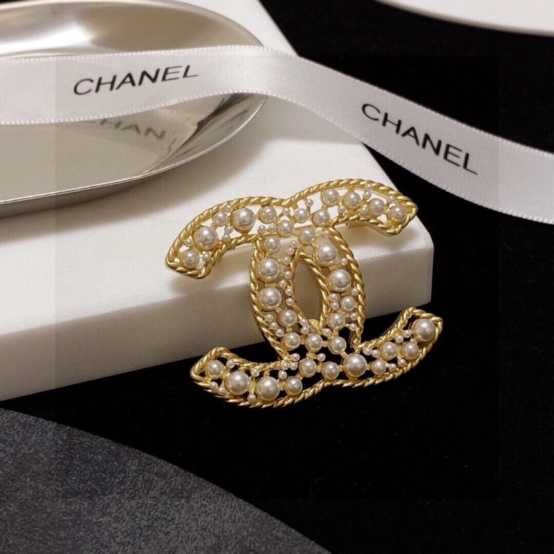 Top mirror Chanel Brooches