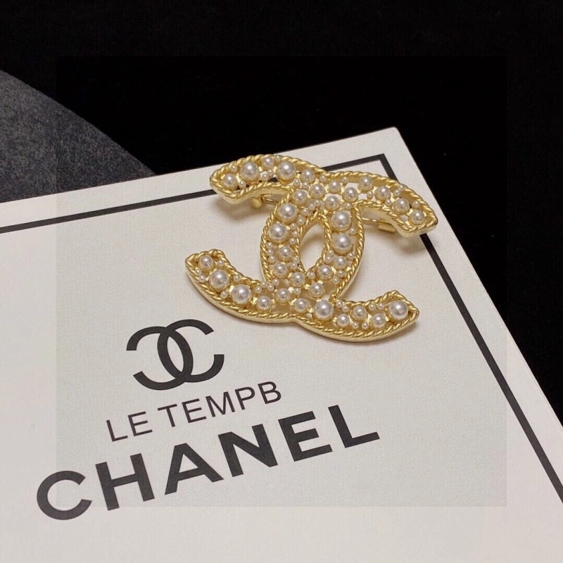 Top mirror Chanel Brooches