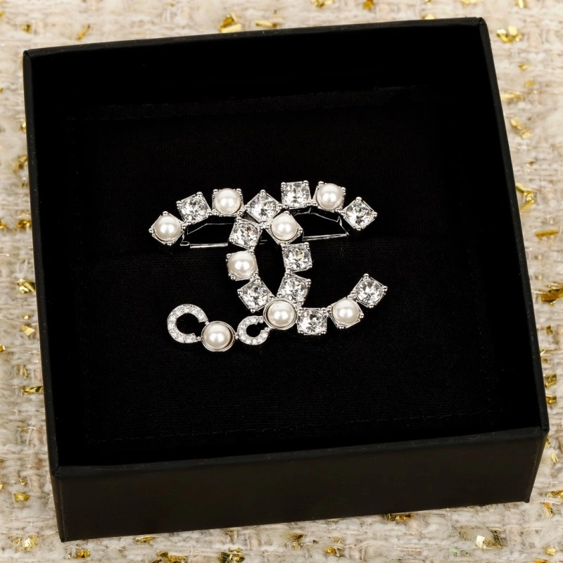 Top match Chanel Brooches