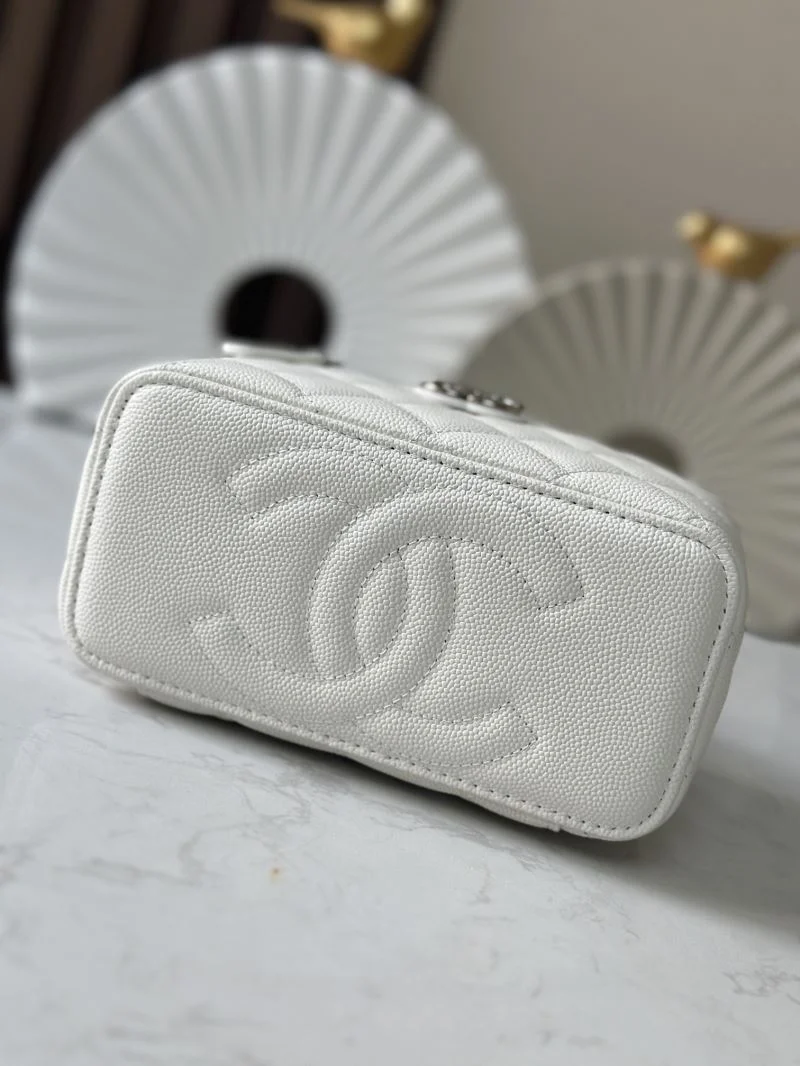 Top mirror Chanel Cosmetic Bags