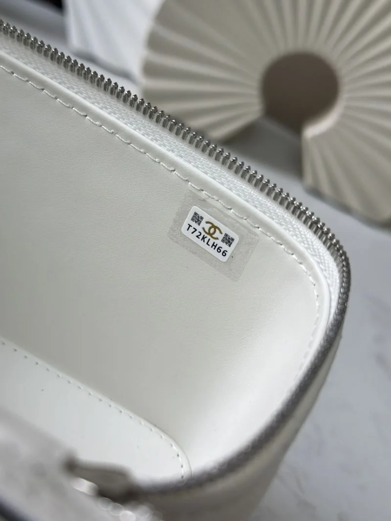 Top mirror Chanel Cosmetic Bags