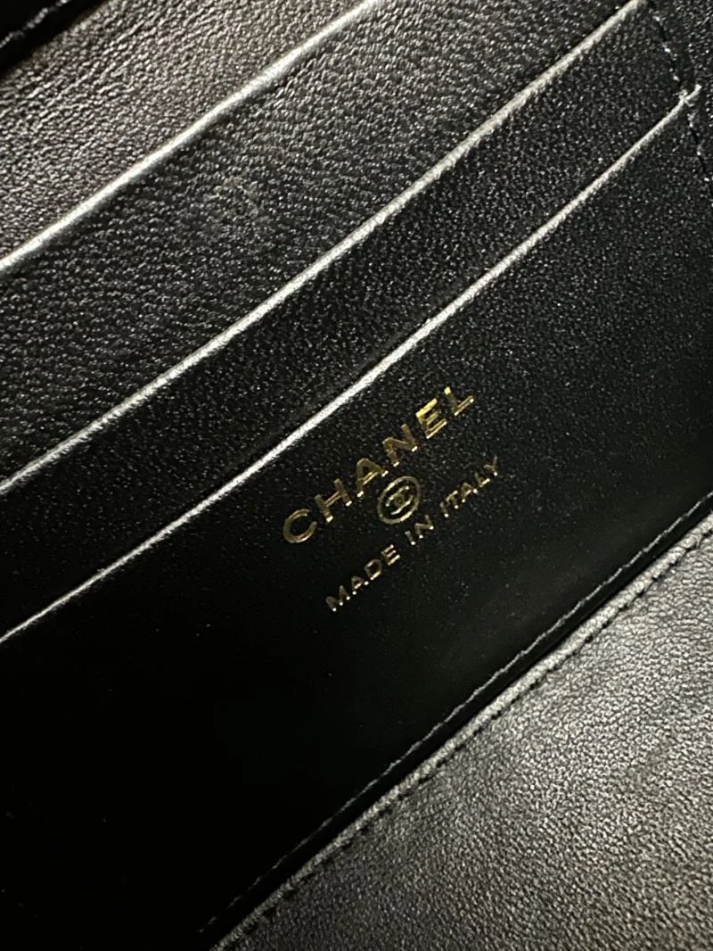 Top mirror Chanel Cosmetic Bags