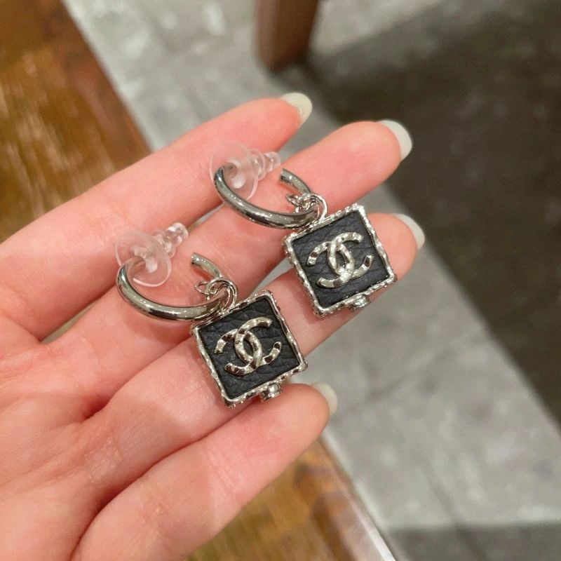 Top mirror Chanel Earrings