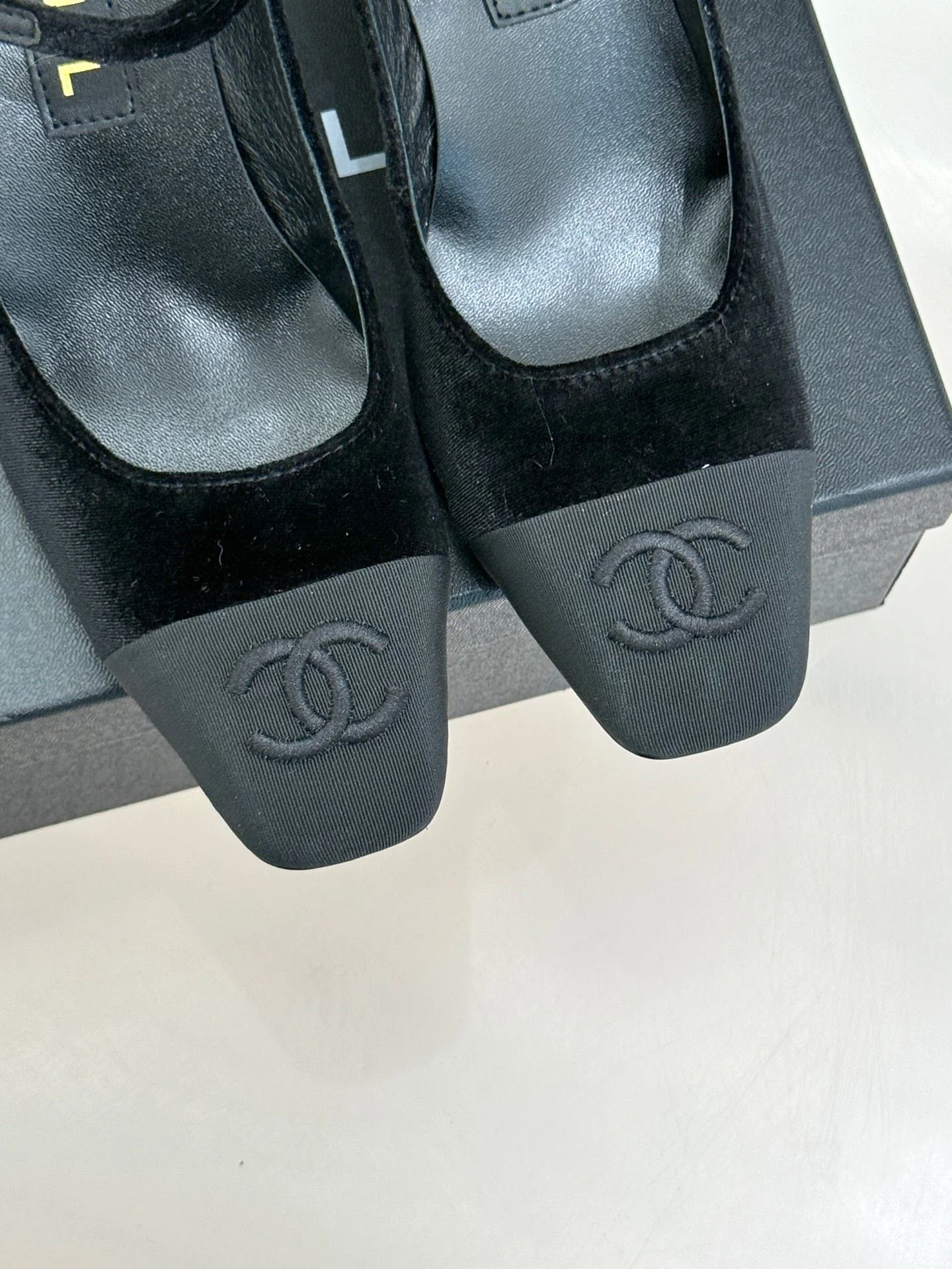 Accurate model Chanel Heeled Shoes