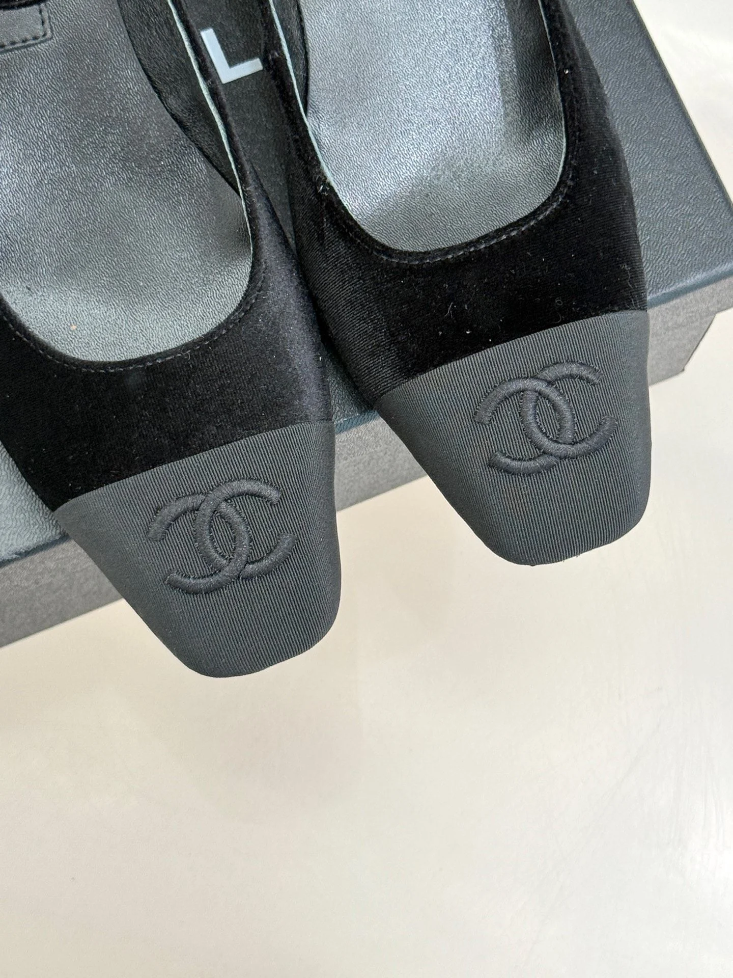 Accurate model Chanel Heeled Shoes