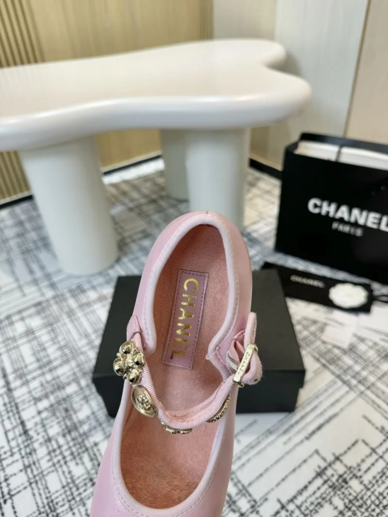 Accurate model Chanel Heeled Shoes