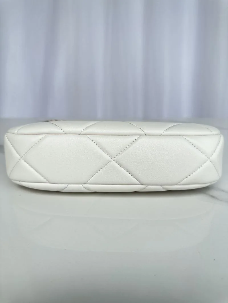 Top mirror Chanel Hobo Bags