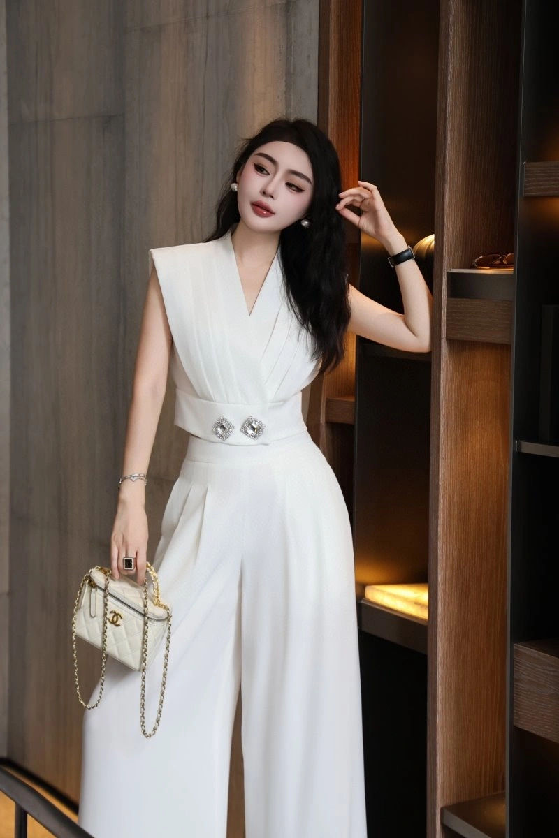 Top match Chanel Long Pants