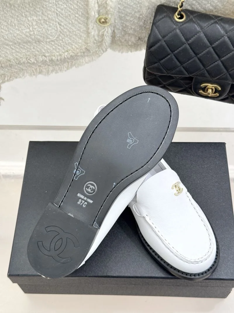 Top mirror Chanel Low Shoes