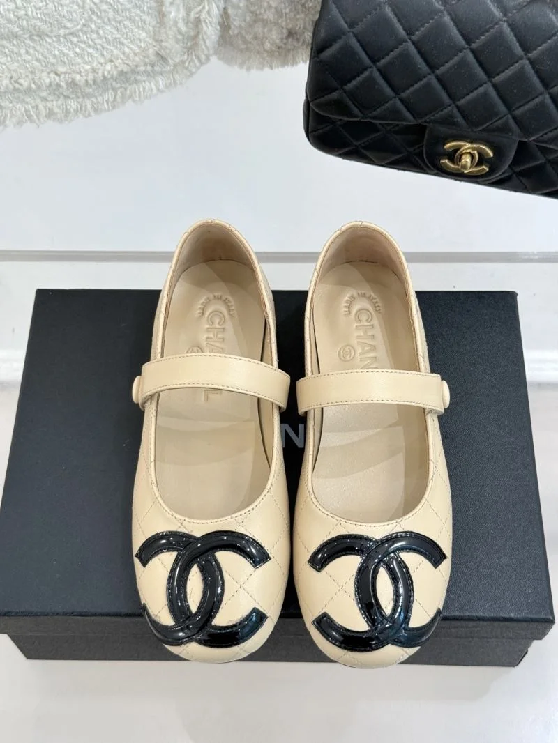 Accurate model Chanel Low Shoes