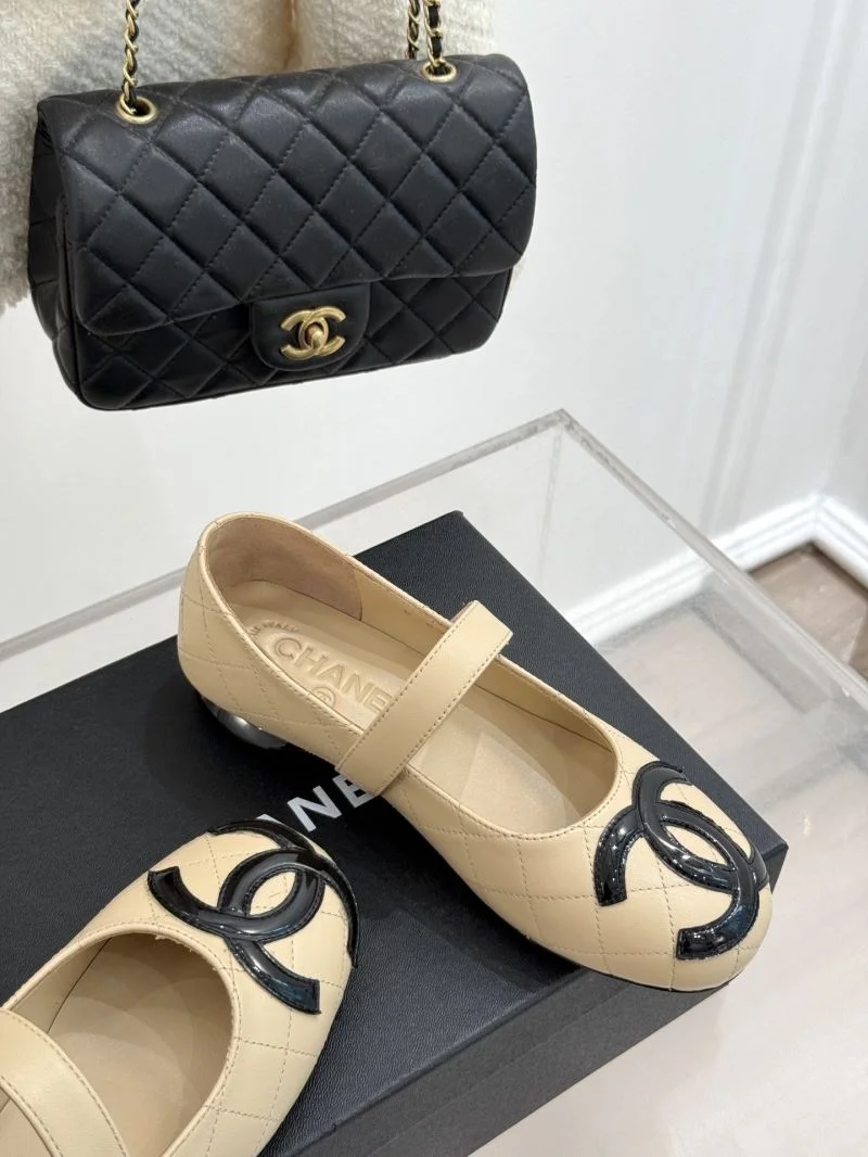 Accurate model Chanel Low Shoes