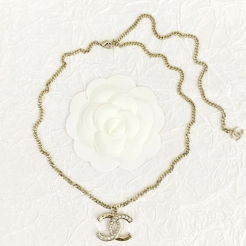 Top mirror Chanel Necklaces