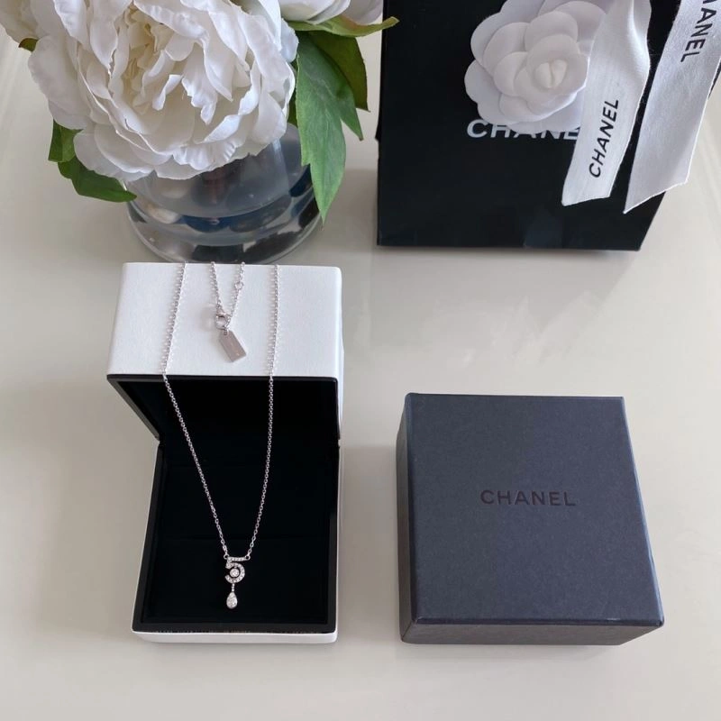 Accurate model Chanel Necklaces