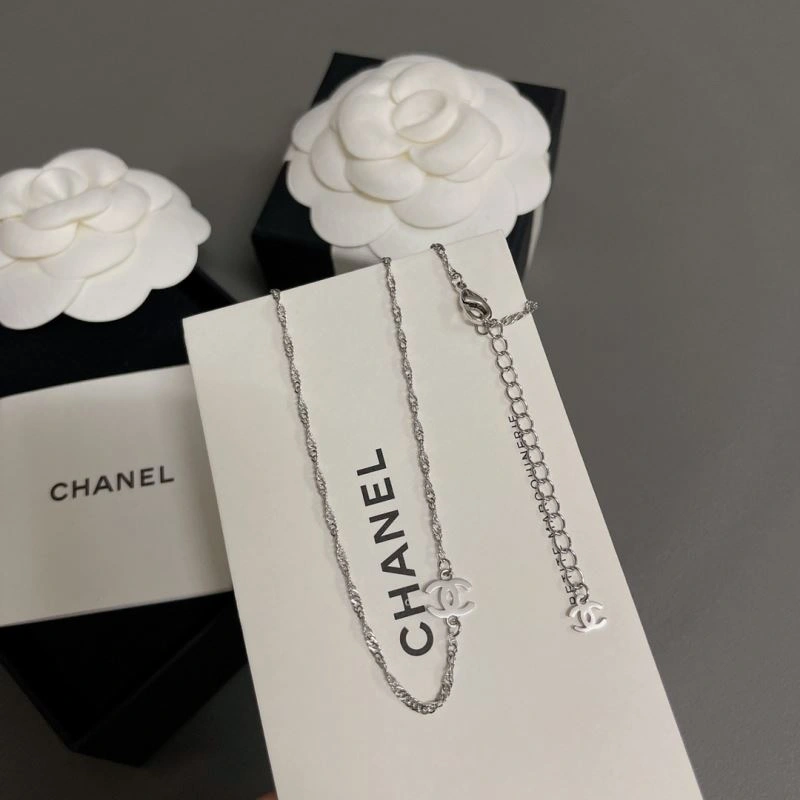 Top mirror Chanel Necklaces