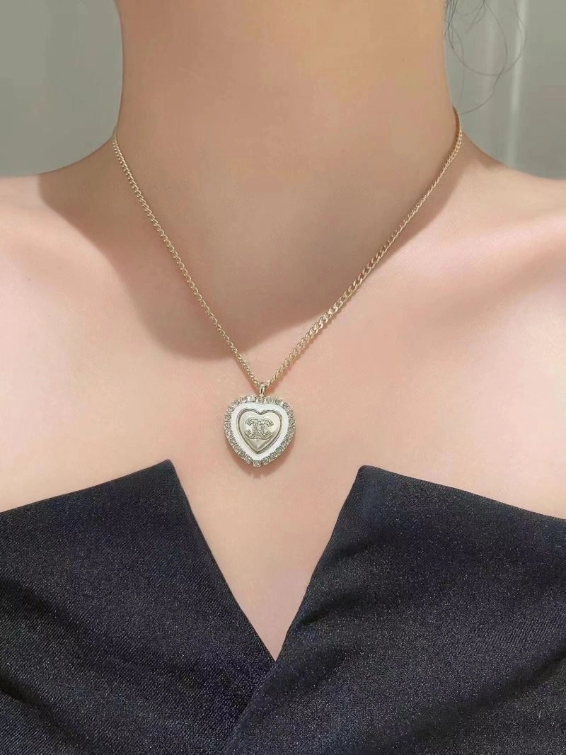 Top match Chanel Necklaces