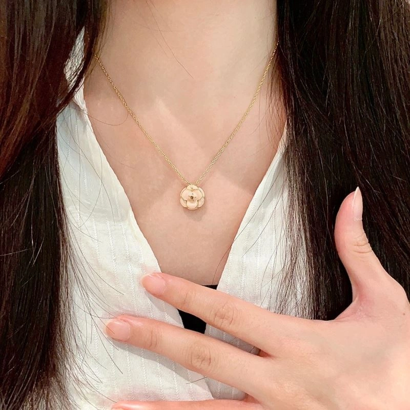 Top mirror Chanel Necklaces