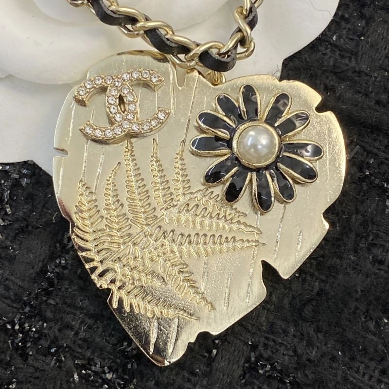 Top mirror Chanel Necklaces