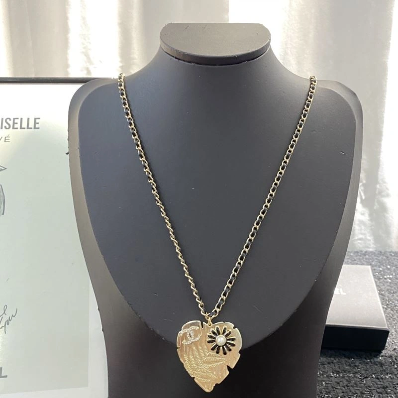 Top mirror Chanel Necklaces