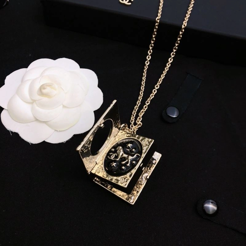 Top mirror Chanel Necklaces