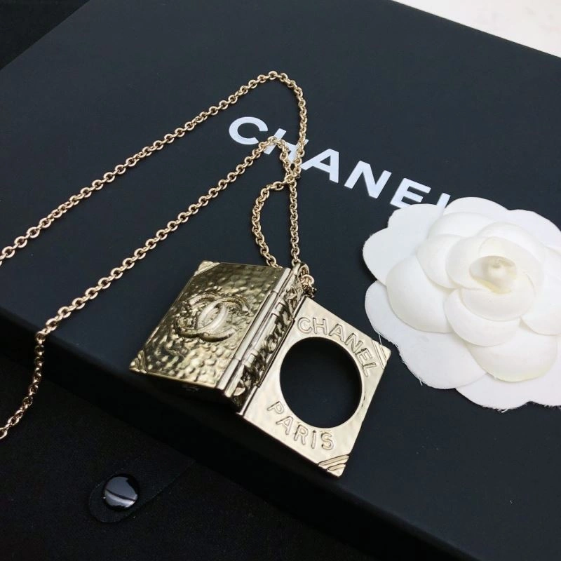 Top mirror Chanel Necklaces