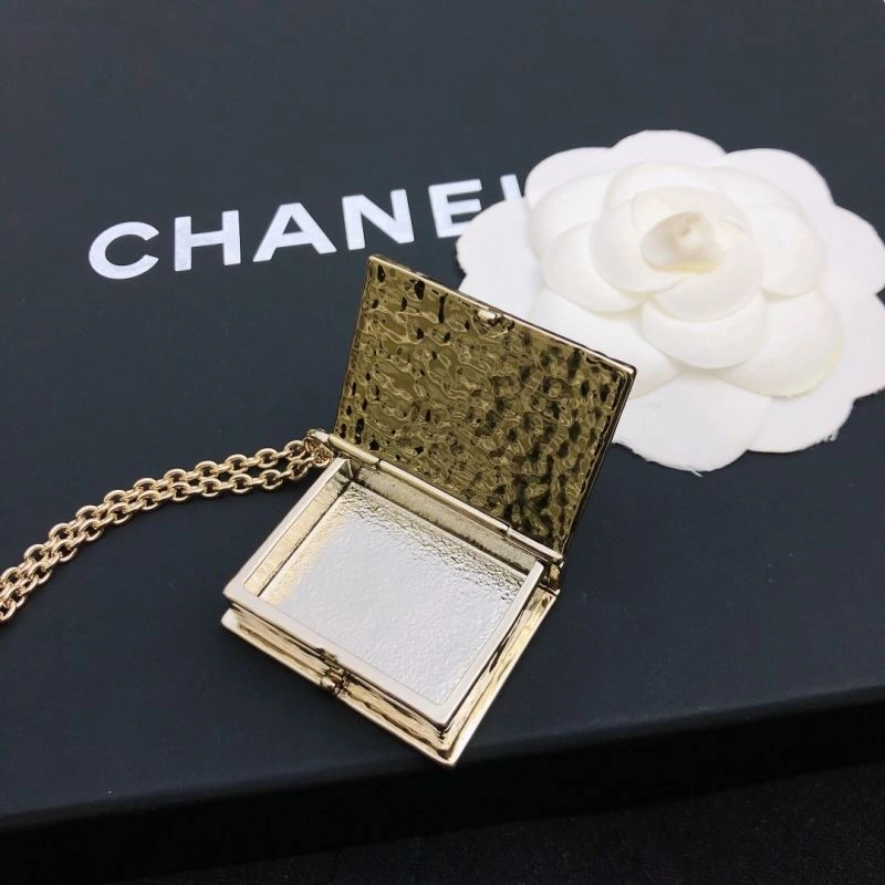 Top mirror Chanel Necklaces