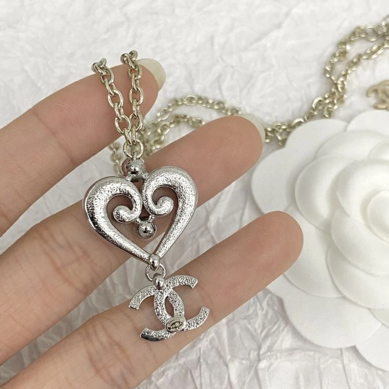 Top match Chanel Necklaces