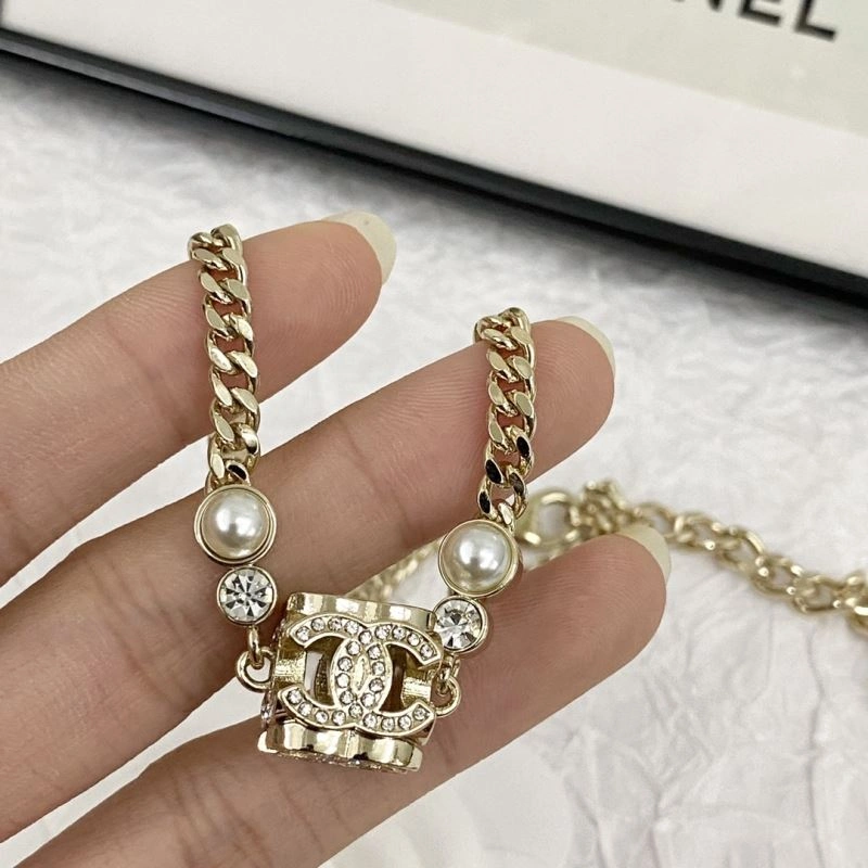 Top match Chanel Necklaces