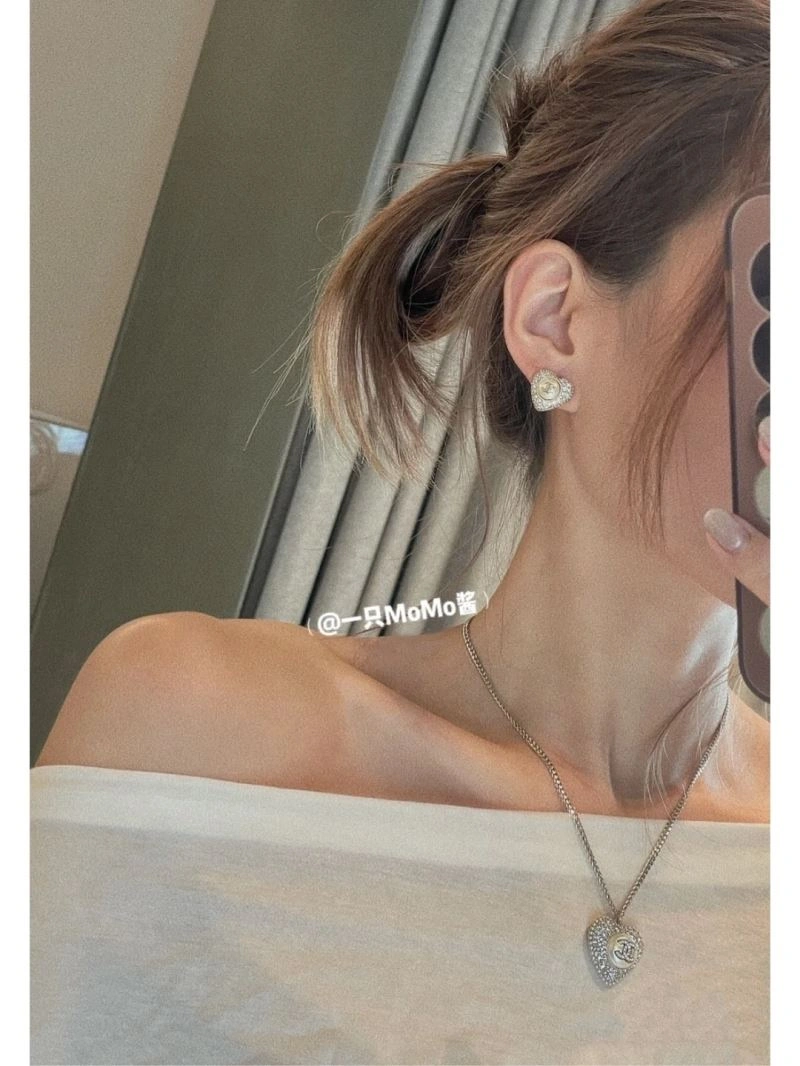 Indistinguishable Chanel Necklaces