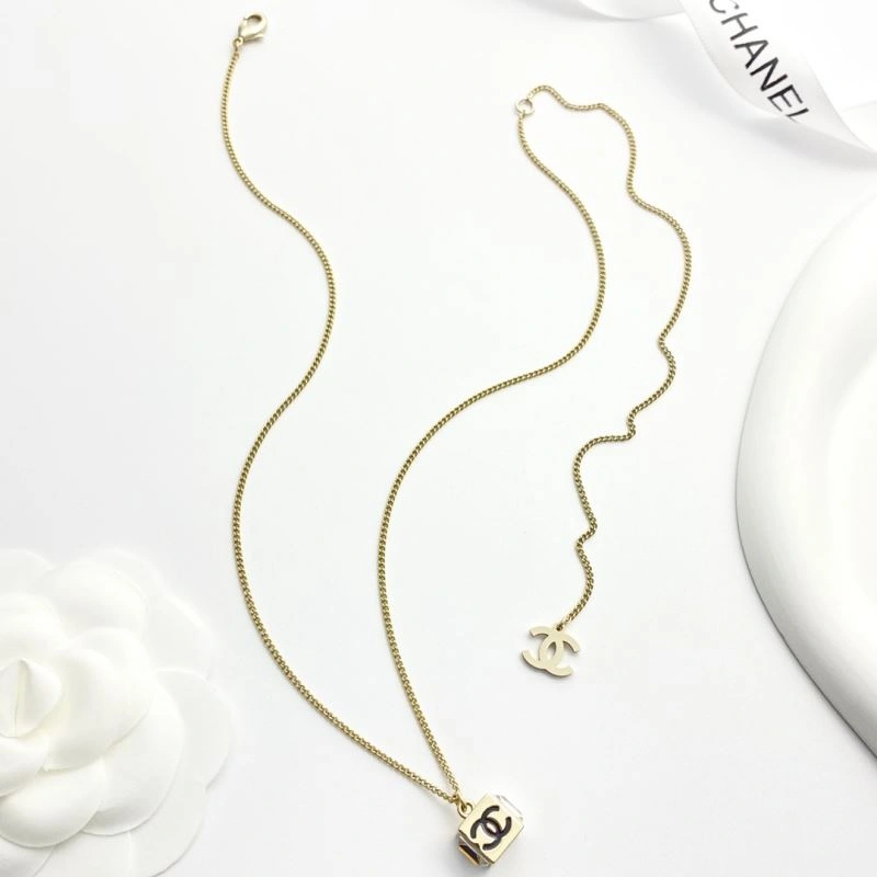 Top match Chanel Necklaces