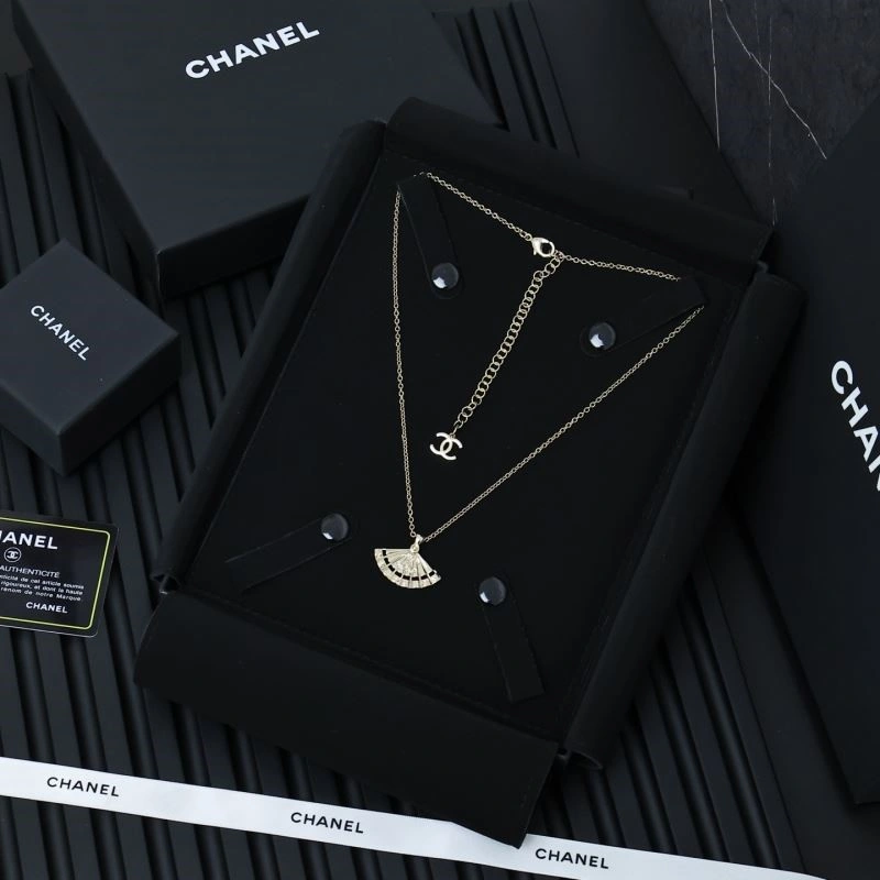 Top mirror Chanel Necklaces
