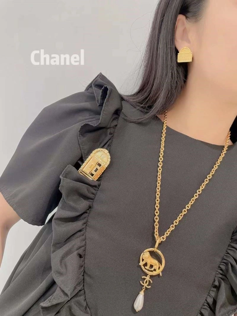 Bargain Chanel Necklaces
