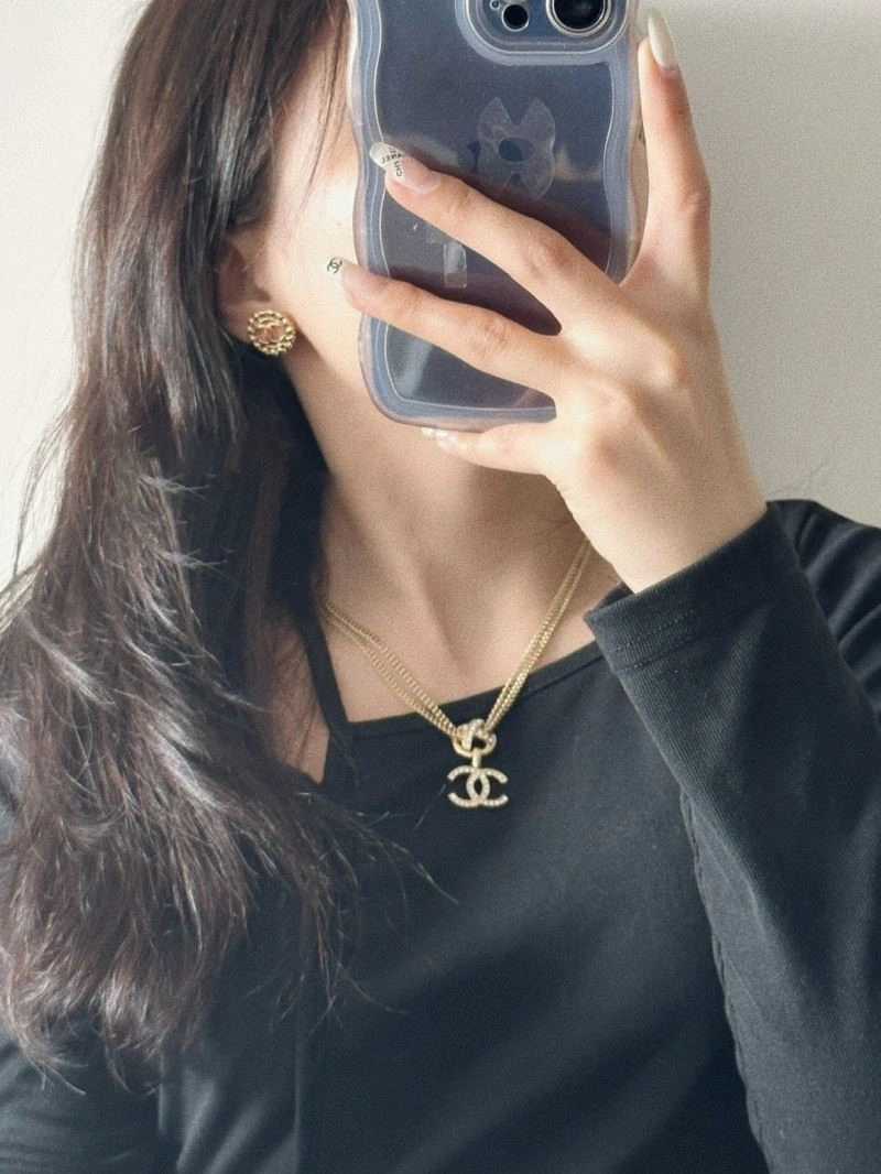 Indistinguishable Chanel Necklaces