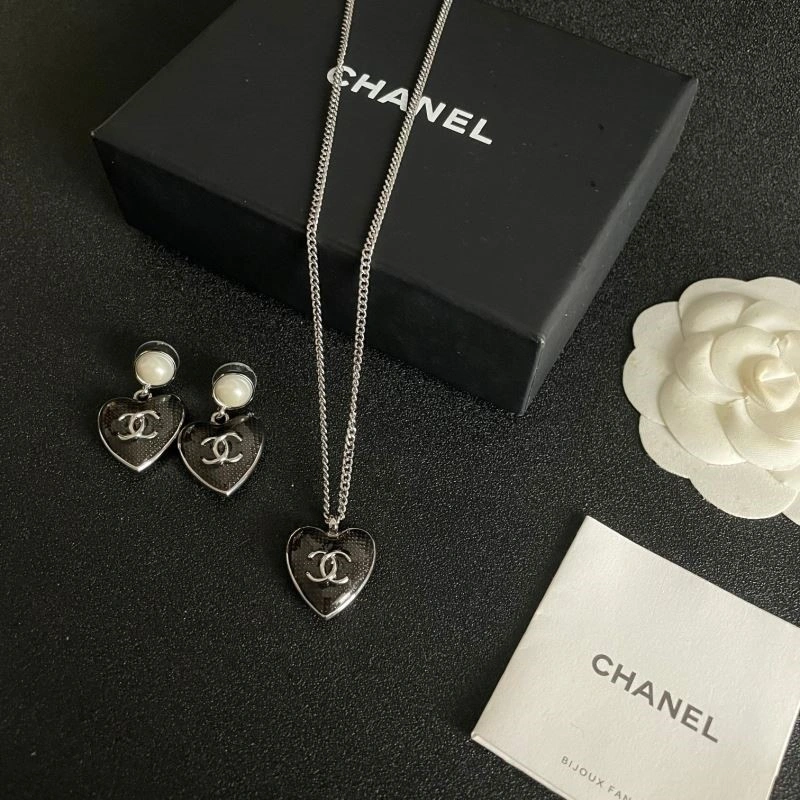 Bargain Chanel Necklaces