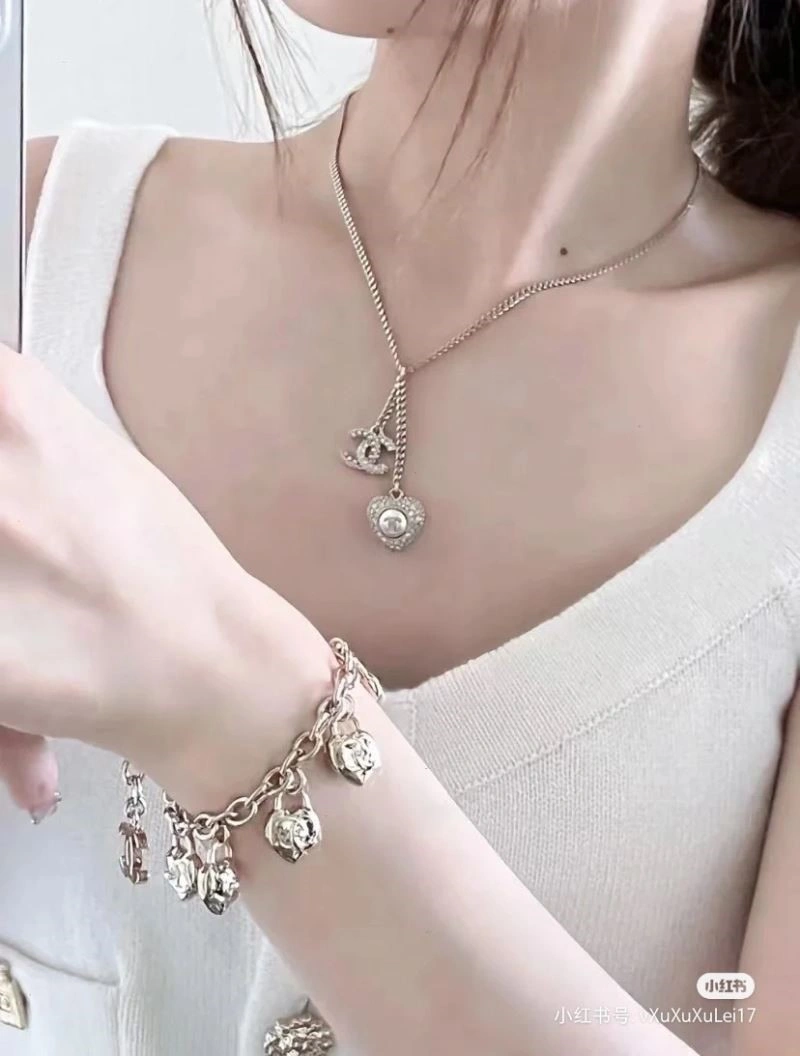 Top match Chanel Necklaces