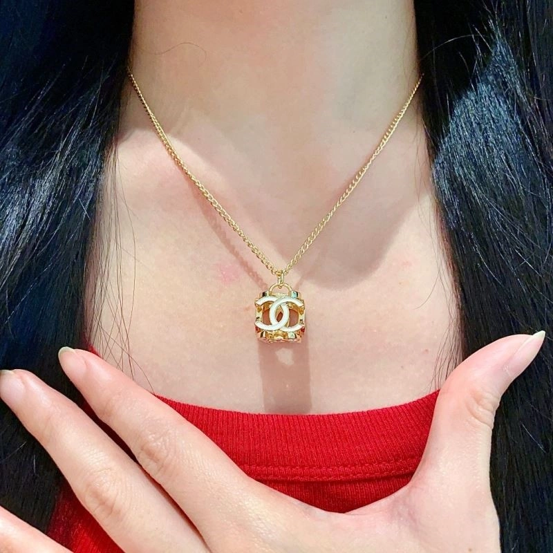 Accurate model Chanel Necklaces