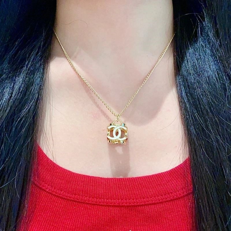Accurate model Chanel Necklaces