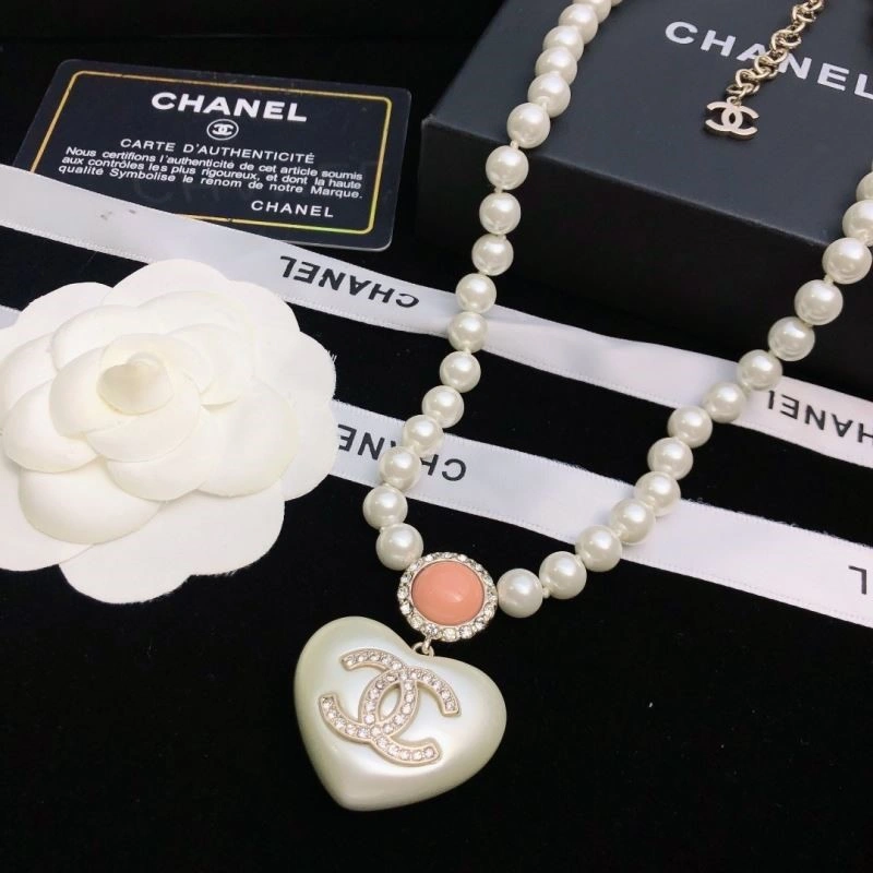 Top match Chanel Necklaces