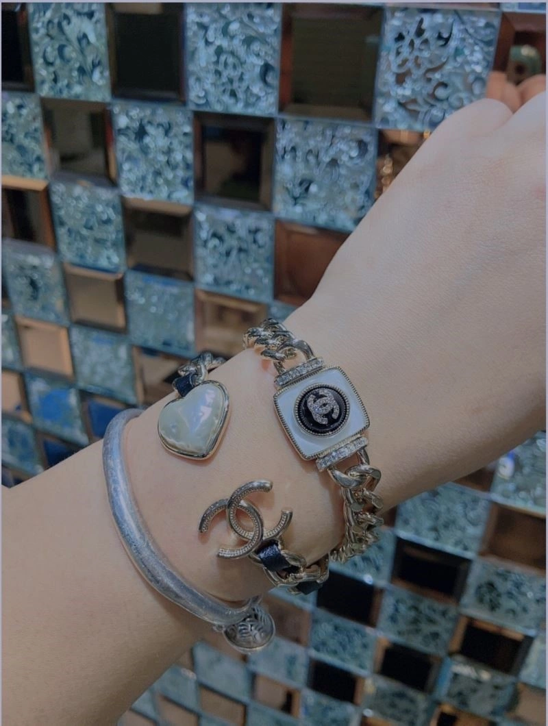 Top mirror Chanel Necklaces