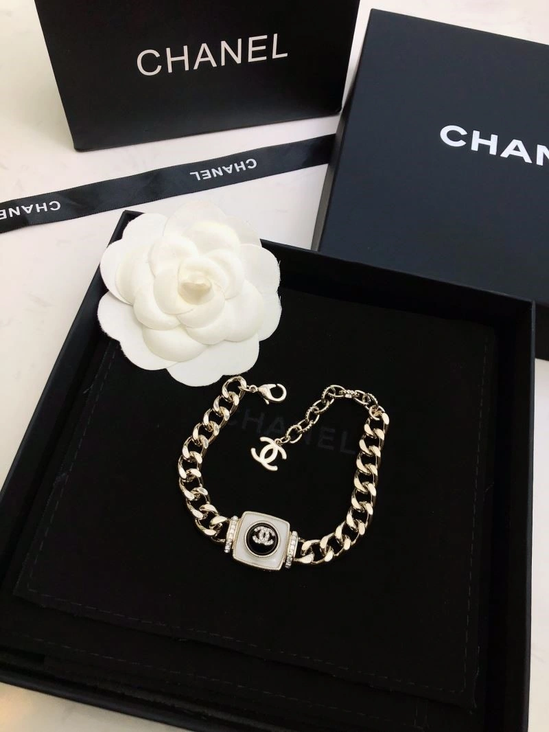 Top mirror Chanel Necklaces