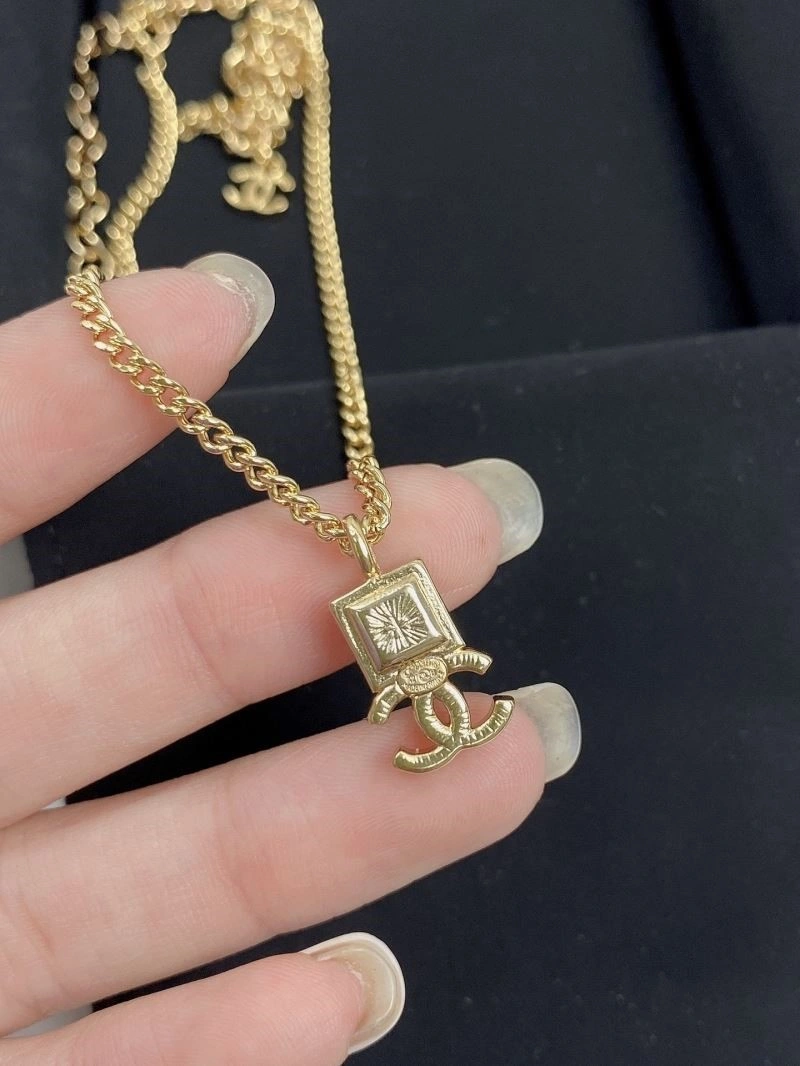 Top match Chanel Necklaces
