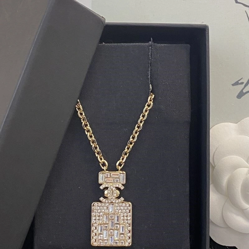 Top mirror Chanel Necklaces