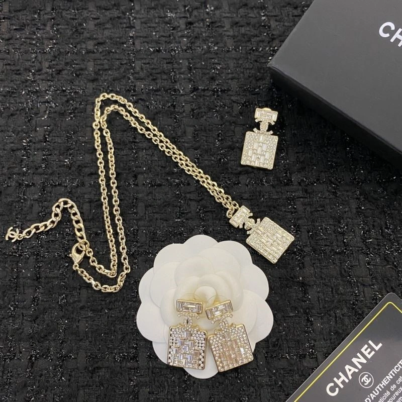Top mirror Chanel Necklaces