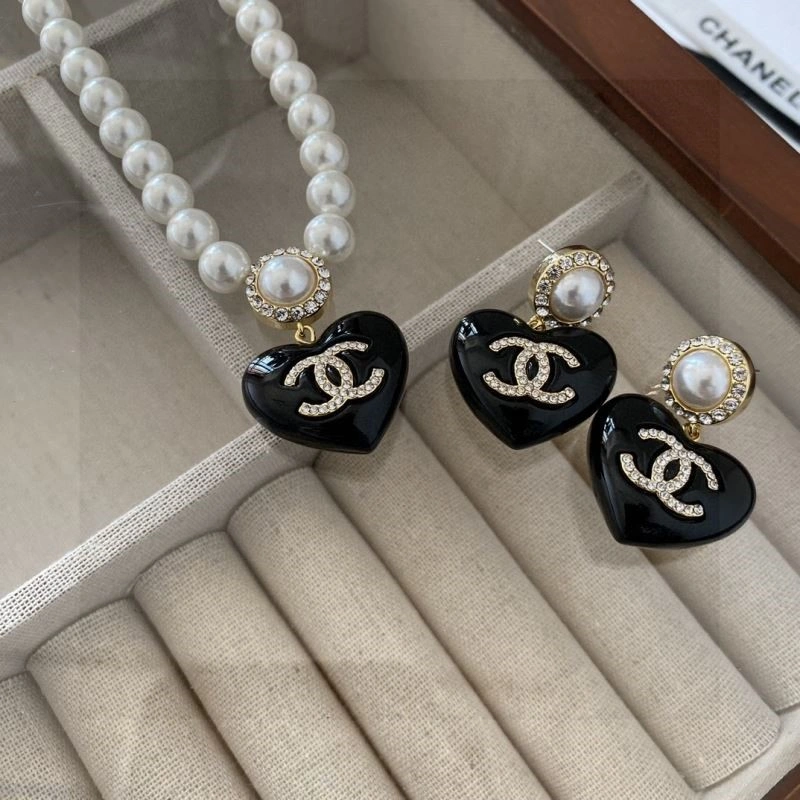 Top mirror Chanel Necklaces