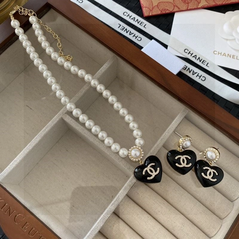 Top mirror Chanel Necklaces