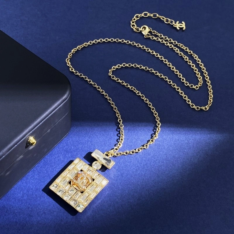 Top match Chanel Necklaces
