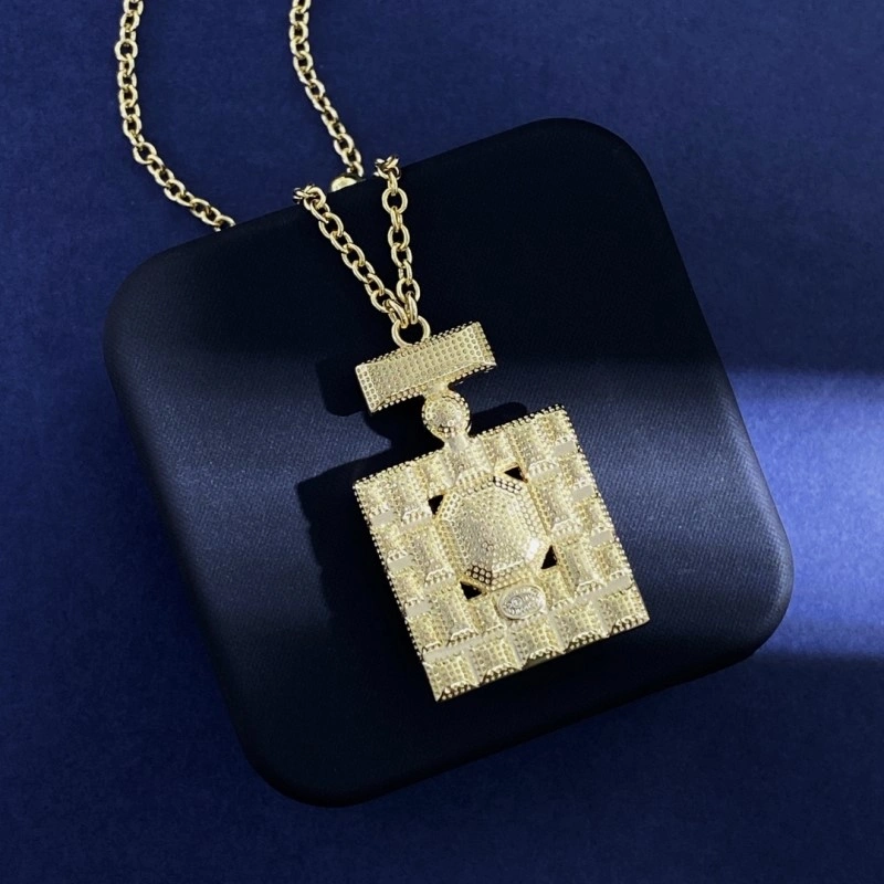 Top match Chanel Necklaces