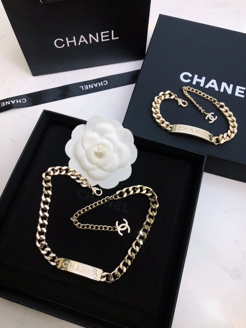 Bargain Chanel Necklaces